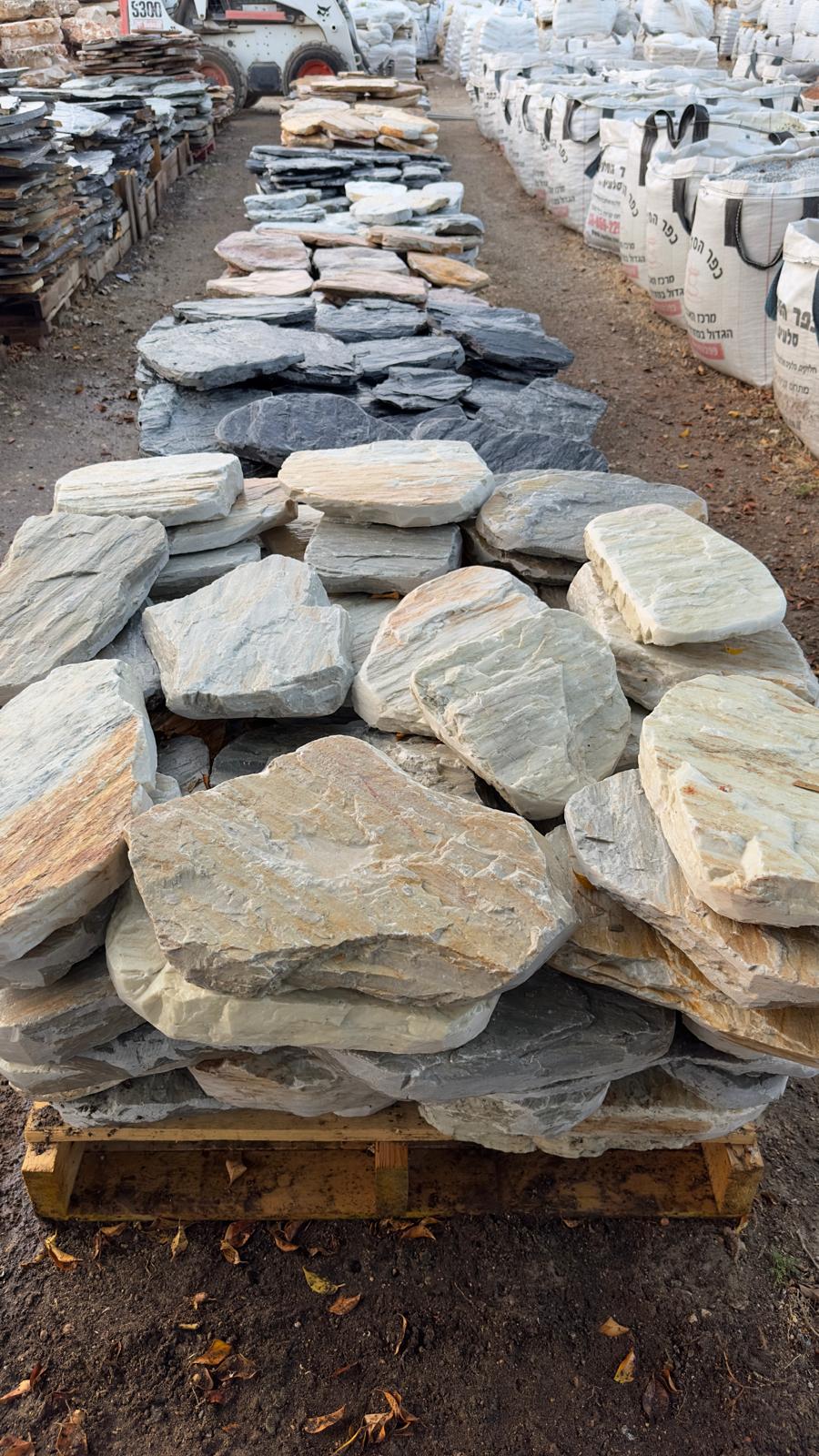 אבן דריכה אפורה מלוטשת לגינה המושלמת | אבני מדרך מהספק הראשי